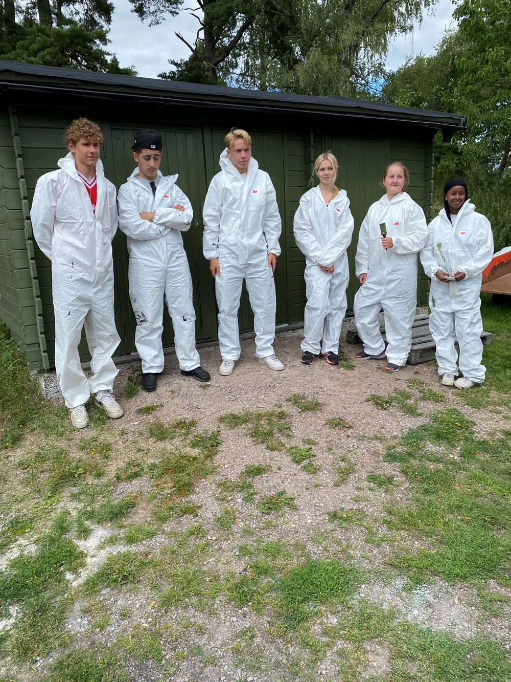 Sommarjobbare som fixar till krikon / Hargs BK